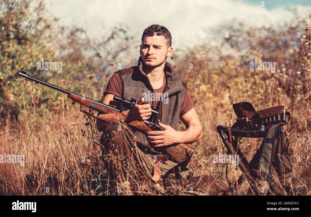 L'homme au fusil de chasse nature background. Se préparer pour la ...