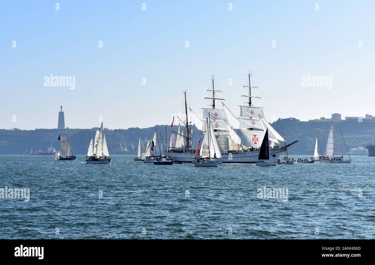 Flottille de bateaux Banque de photographies et d’images à haute ...