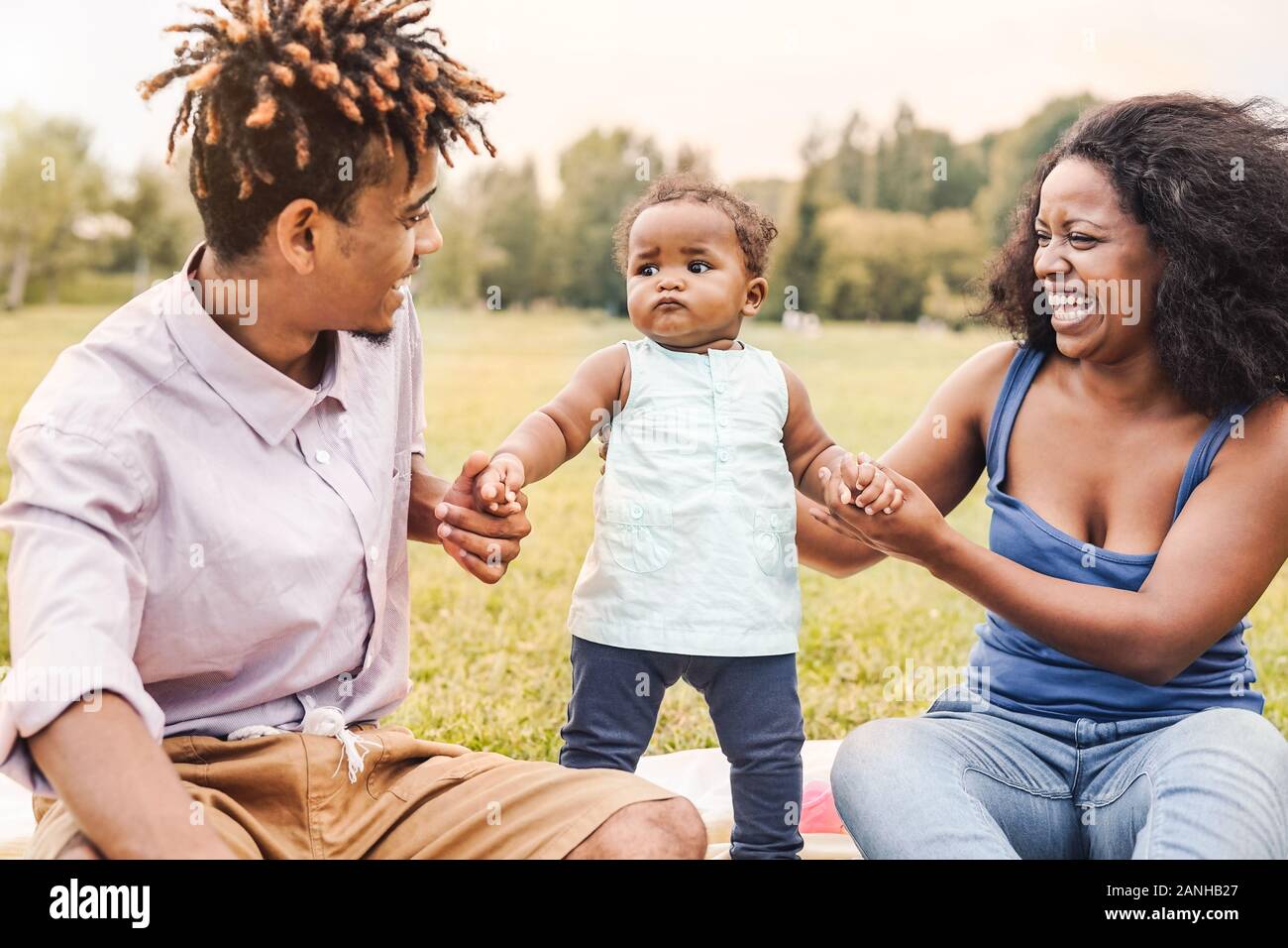 Heureux Famille Africaine Samuser Ensemble Dans Un Parc Public Noir