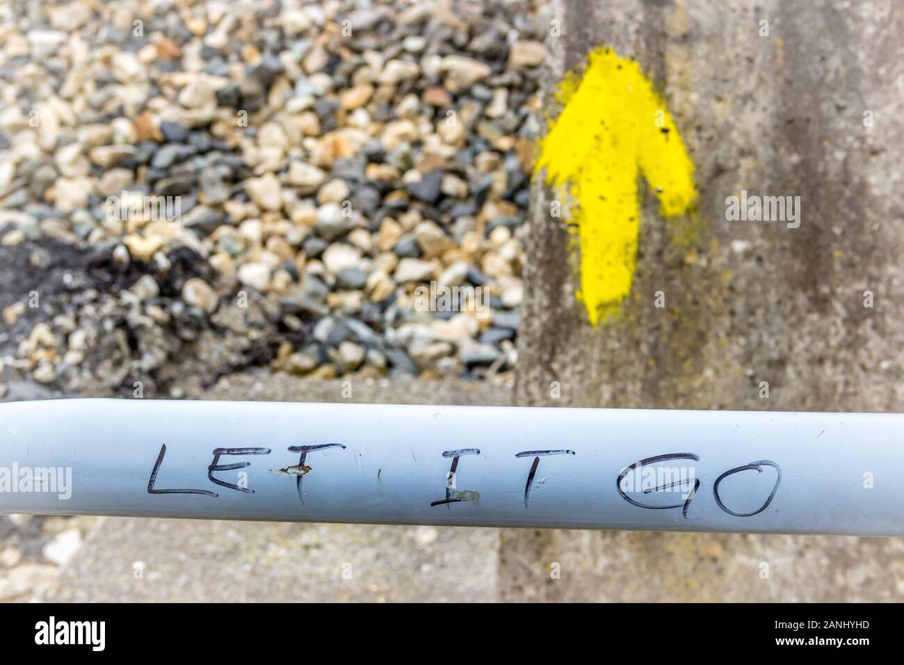 Motivation spirituelle Enlightning écrit à côté de la flèche jaune le ...
