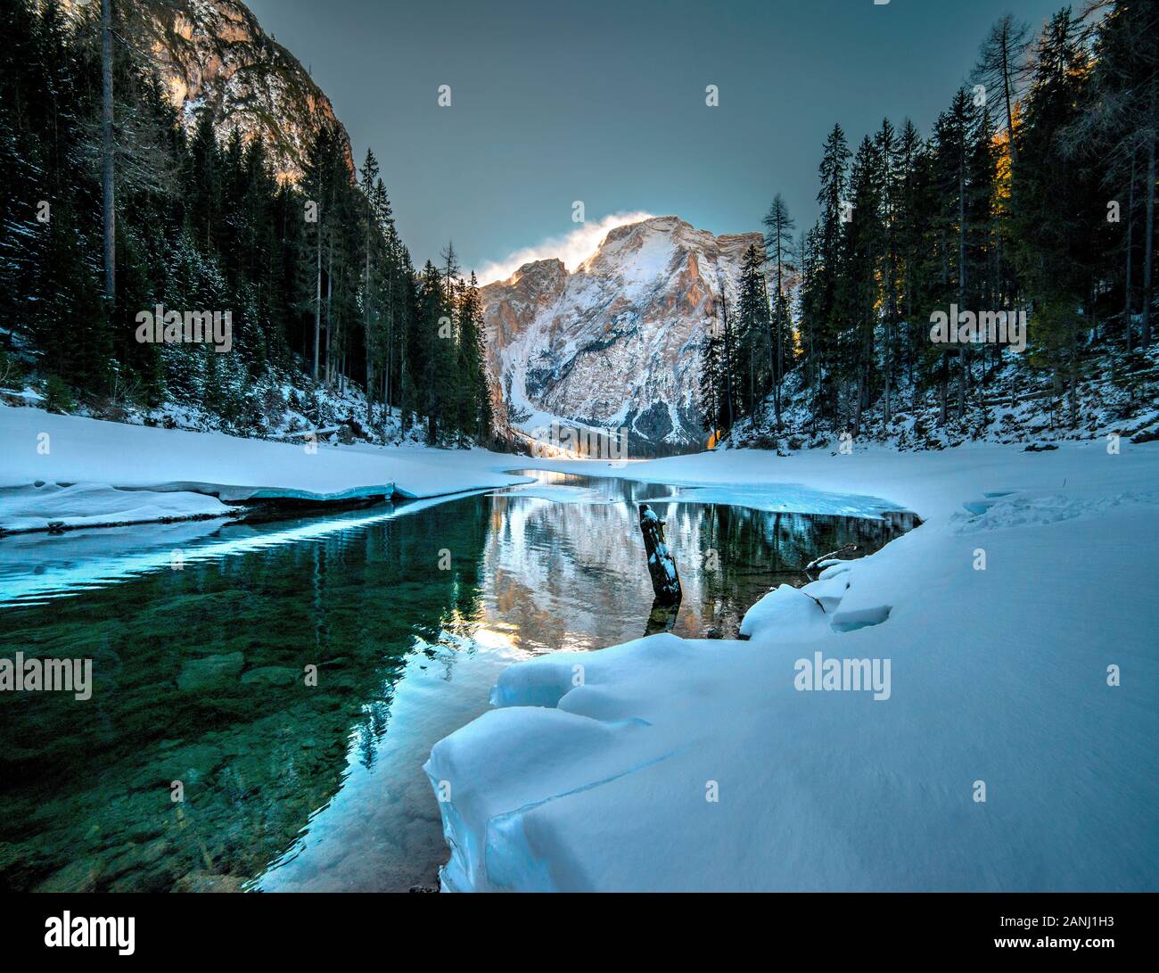 Lago di Braies, Dolomiti, lac gelé avec glace brillante Photo Stock - Alamy