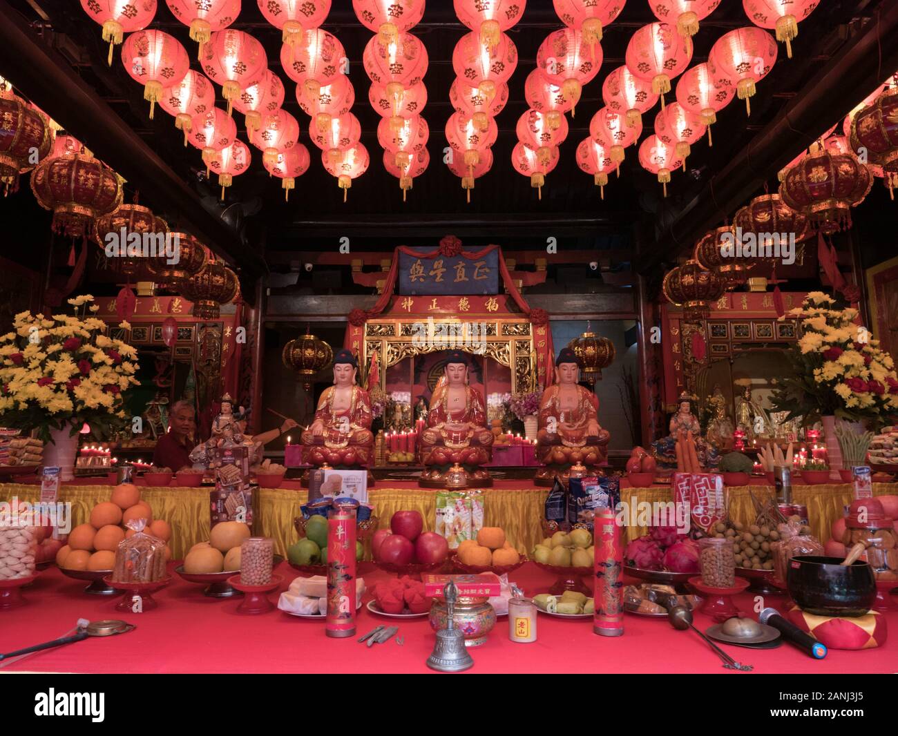 L'autel décoratif avec des offrandes dans un temple bouddhiste avant la ...