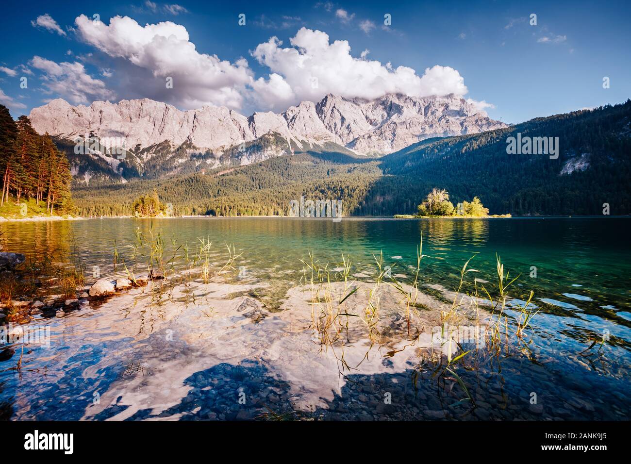 Eibsee lake et massif du zugspitze avec zugspitze Banque de photographies et d’images à haute ...