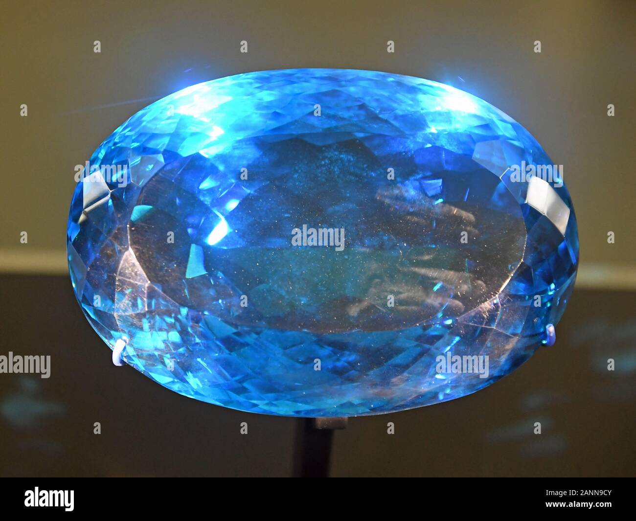 Pierre topaze bleue Banque de photographies et d’images à haute résolution - Alamy