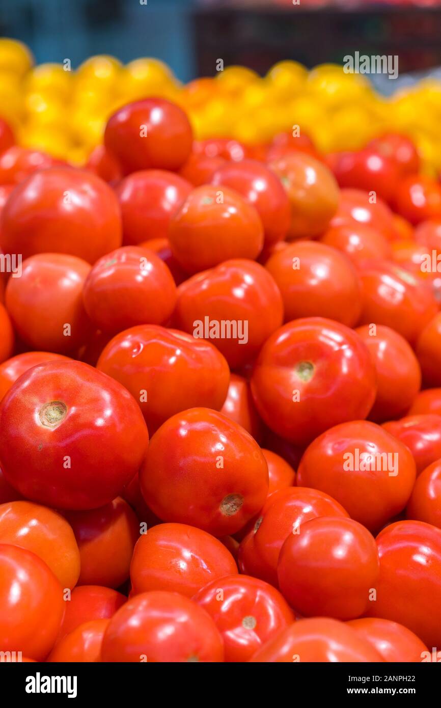 Beaucoup de tomates dans le magasin. Présenter avec des tomates dans un ...