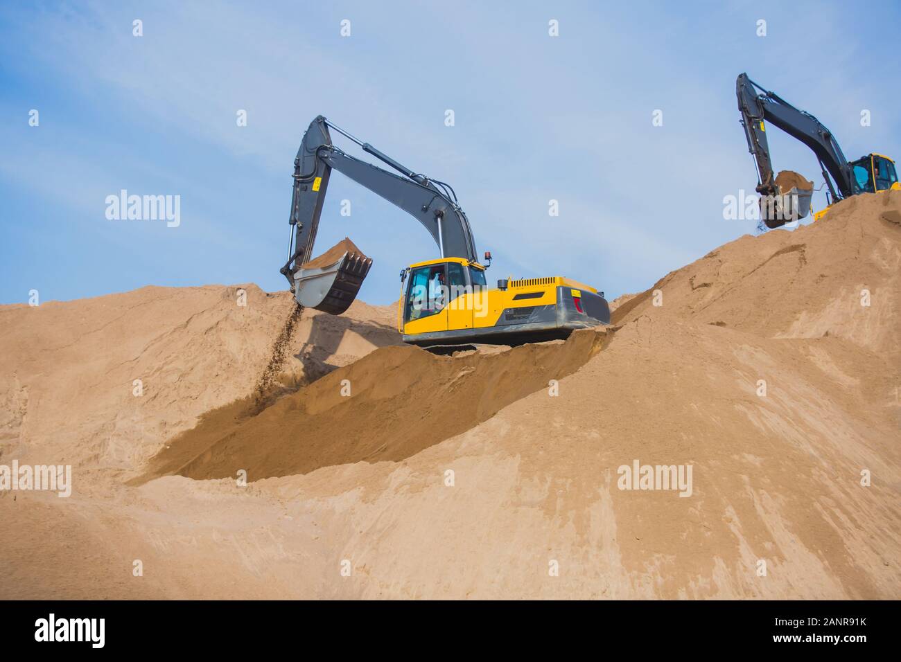 Heavy jaune sable excavation excavatrice et travailler pendant les ...