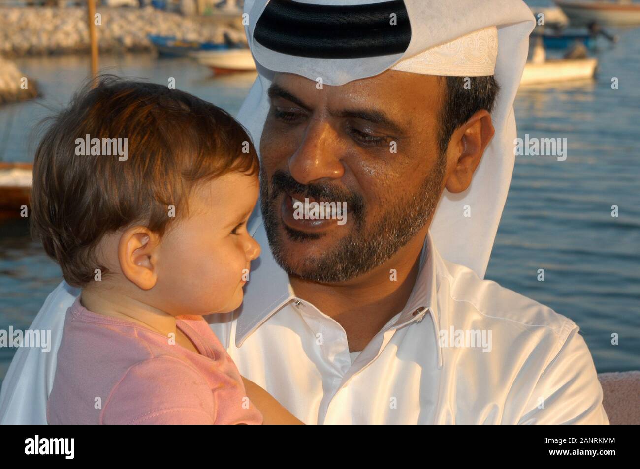 Homme qatari avec enfant Banque de photographies et d’images à haute résolution - Alamy