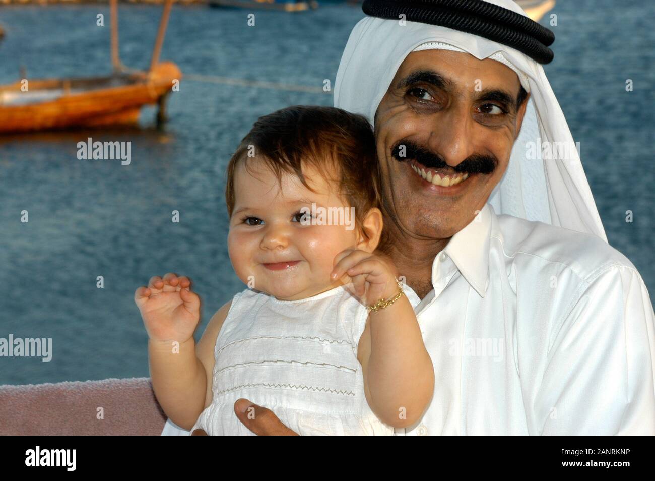 Homme qatari avec enfant Banque de photographies et d’images à haute résolution - Alamy
