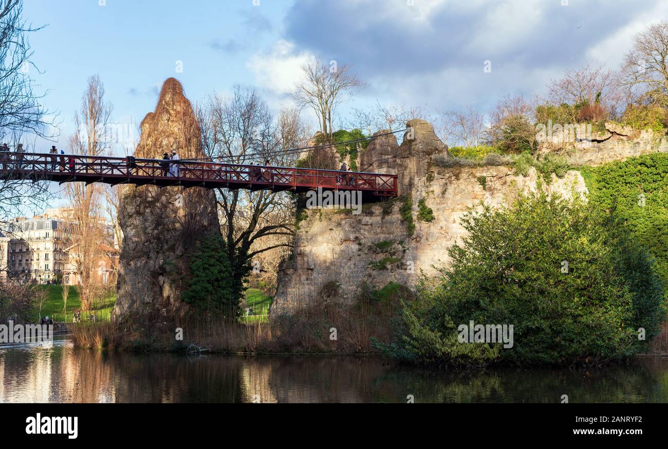 Le Parc des Buttes-Chaumont, le pont rouge et le lac en hiver 2020 ...