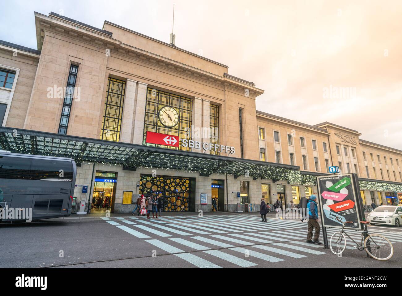Genève Suisse , 3 janvier 2020 : Vue de face de la gare de Cornavin ...
