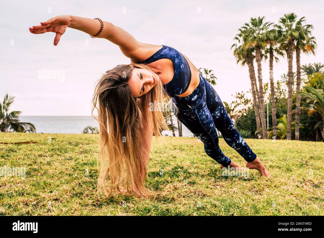 Vie active personnes concept avec de longs cheveux blonds magnifique ...
