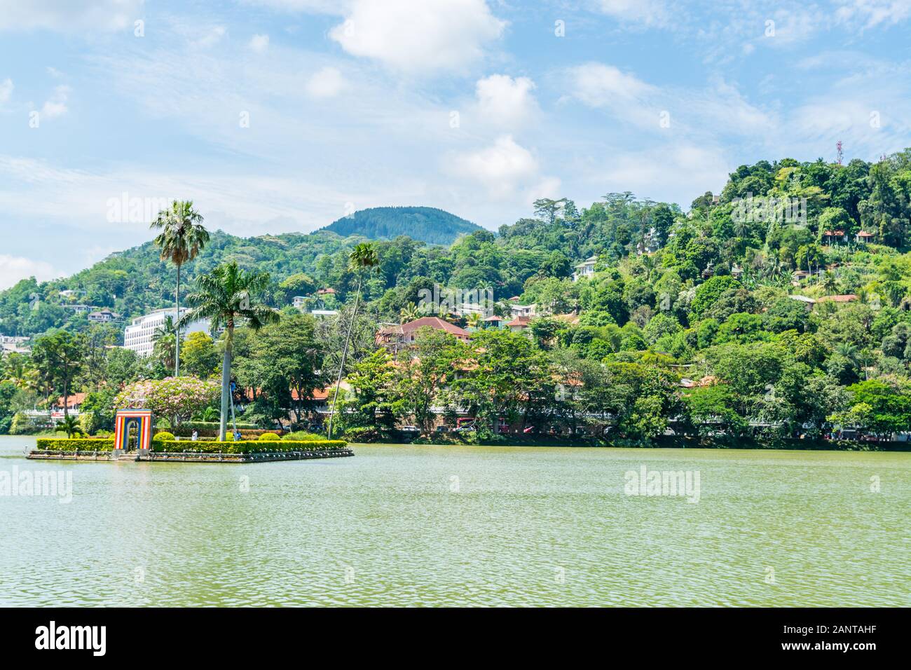 Le lac de Kandy ou Kiri Muhuda ou la mer de lait, un lac artificiel au ...