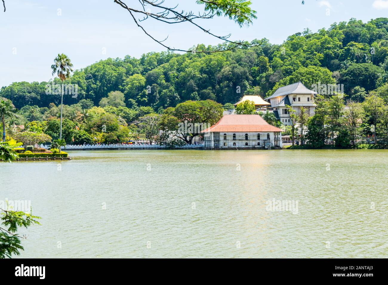 Le lac de Kandy ou Kiri Muhuda ou la mer de lait avec Temple de la Dent ...