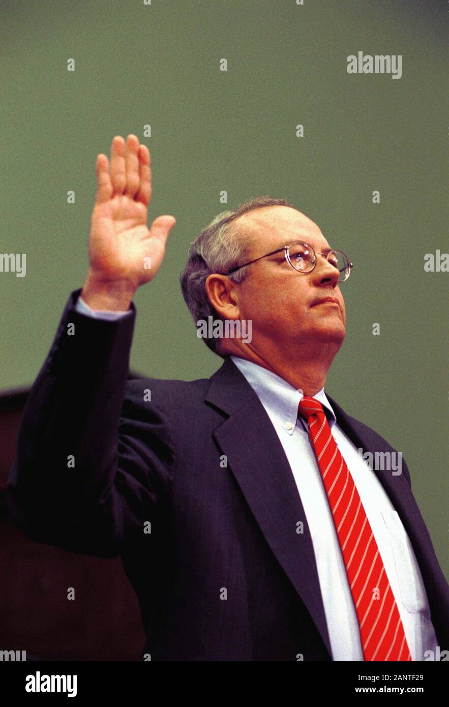 Conseil indépendant Kenneth Starr est assermenté à témoigner devant le ...