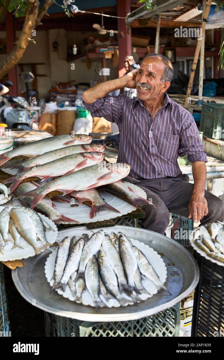 Marché de poisson de la ville portuaire de Bandar Anzali sur la mer ...