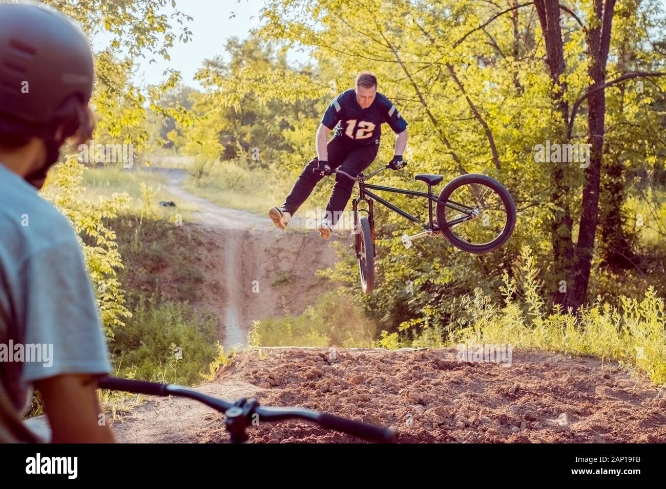 Cool les cascades réalisées par un cycliste professionnel-athlète. Dans ...