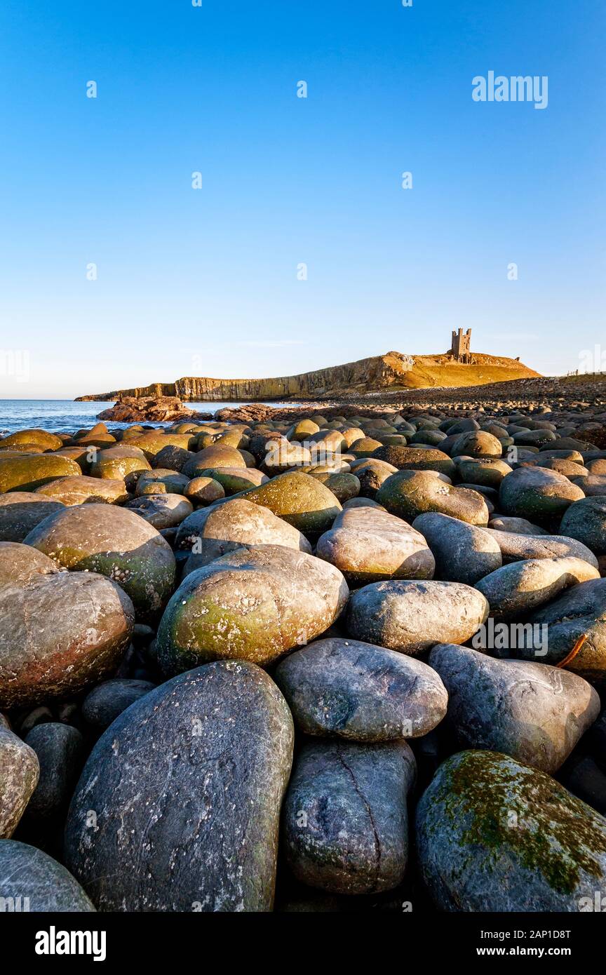Château de dunstanburgh Banque de photographies et d’images à haute ...