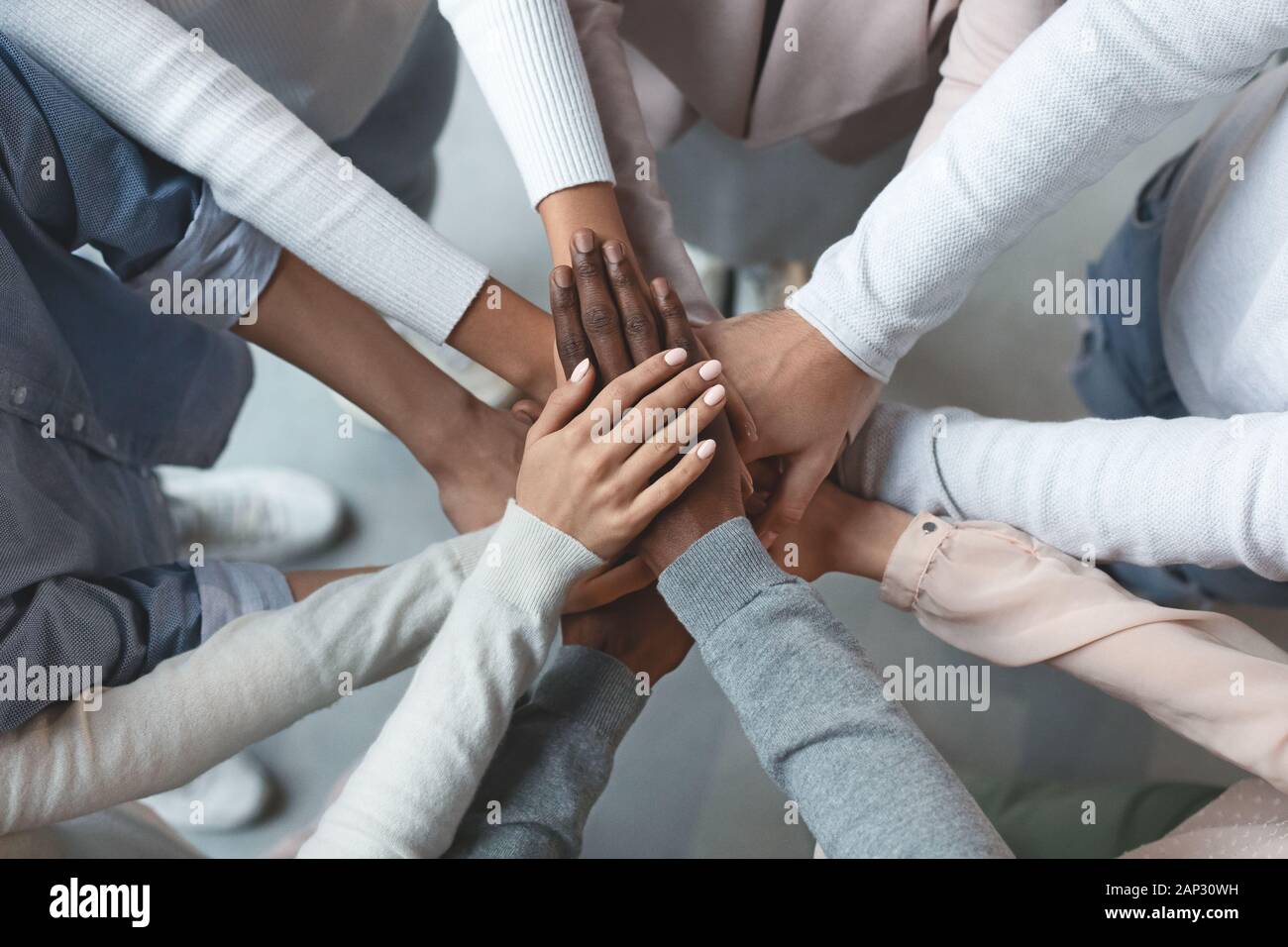 Mains Les Unes Sur Les Autres Banque d'image et photos - Alamy