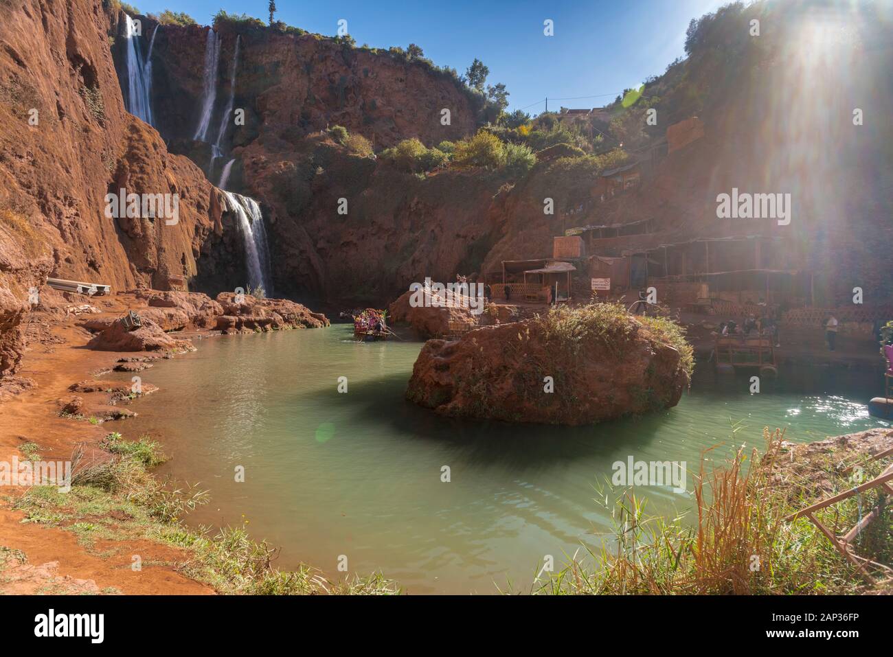 Rocher sous la cascade Banque de photographies et d’images à haute ...
