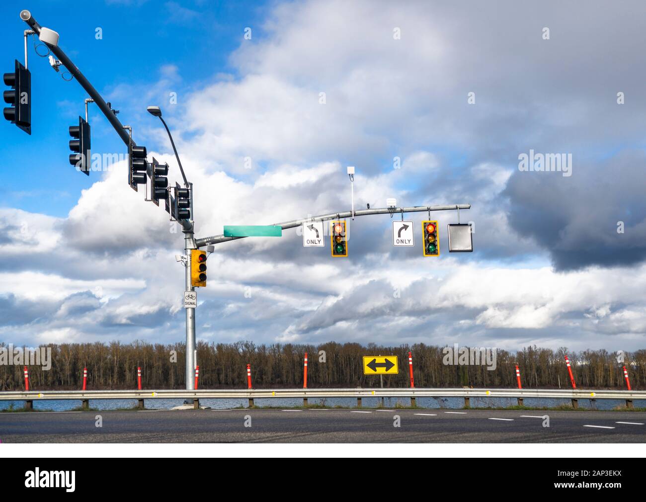 Pôle de feux de circulation avec de nombreux feux de circulation pour ...
