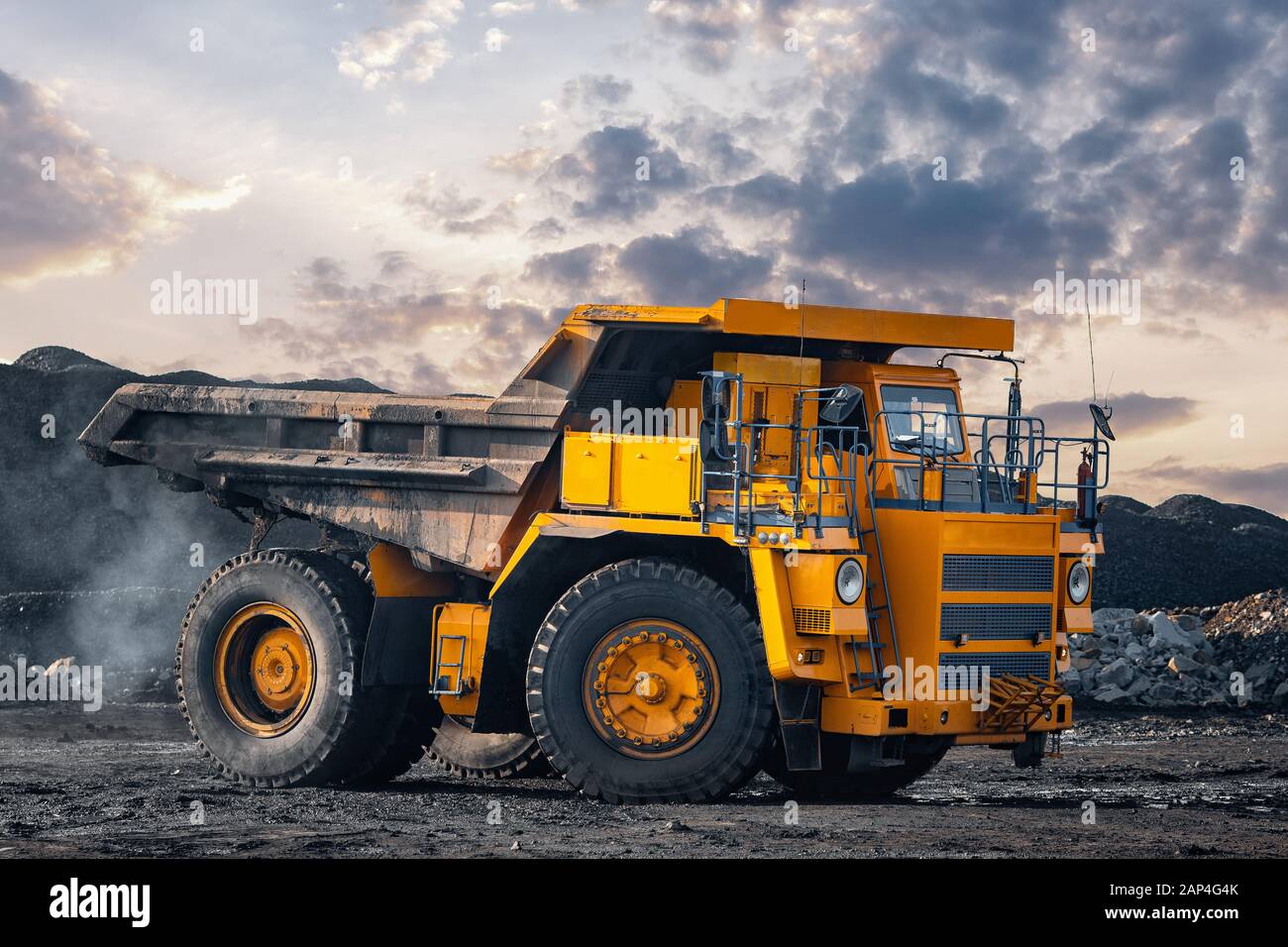 Le gros camion minier jaune chargé anthracite déplace la mine de ...