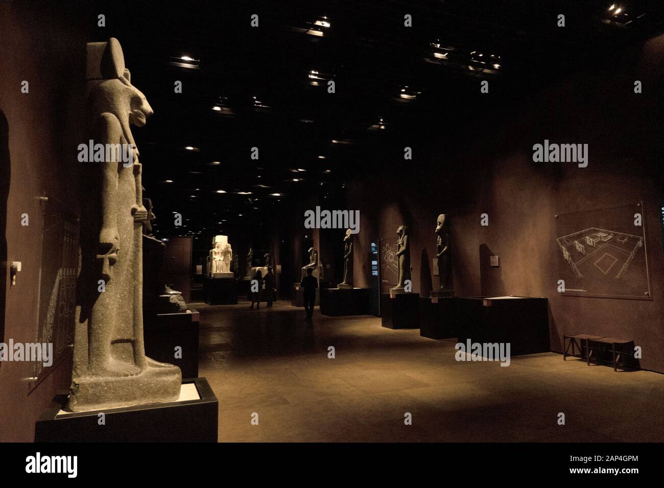 Le Musée égyptien de Turin, Italie avec des artefacts et des statues de ...