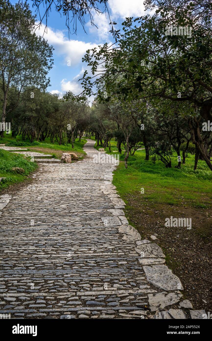 Chemin de pierre dans un parc à la pente de l'Acropole, Athènes, Grèce ...