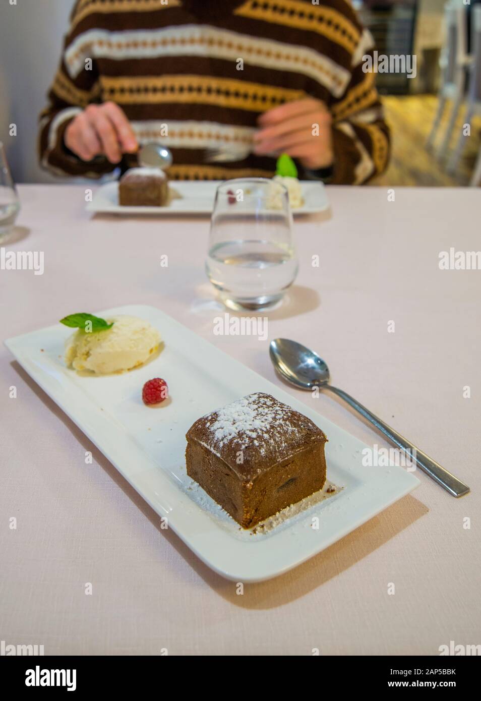 Man eating chocolate cake Banque de photographies et d’images à haute ...