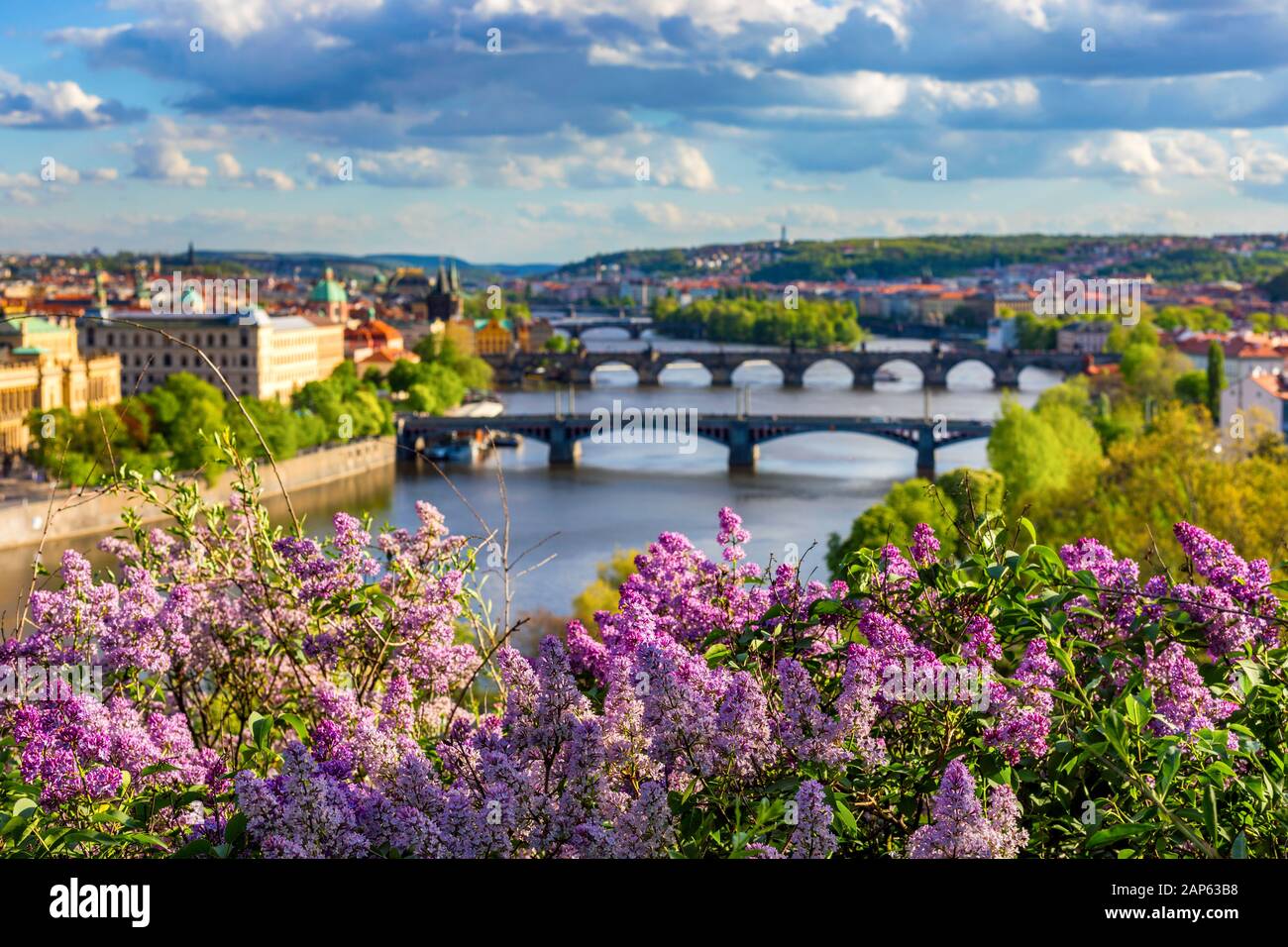 Printemps incroyable paysage urbain, la rivière Vltava et de vieux ...