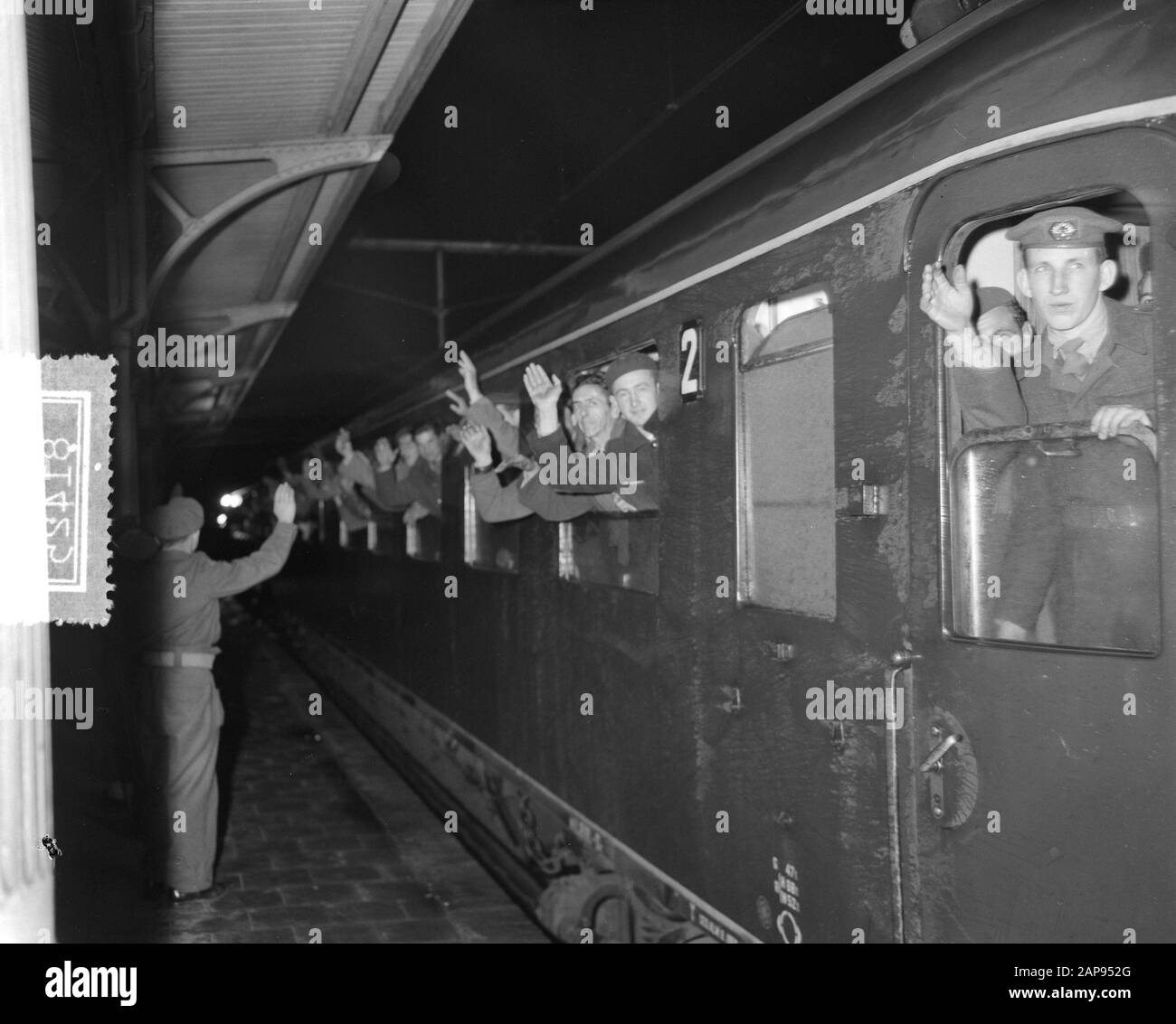 Train de la croix rouge Banque d'images noir et blanc - Alamy