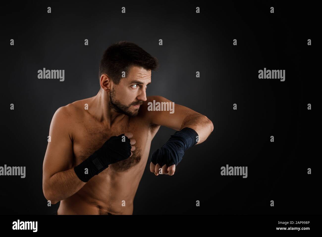 Boxer Homme avec bandage sur les mains de la formation avant de se ...