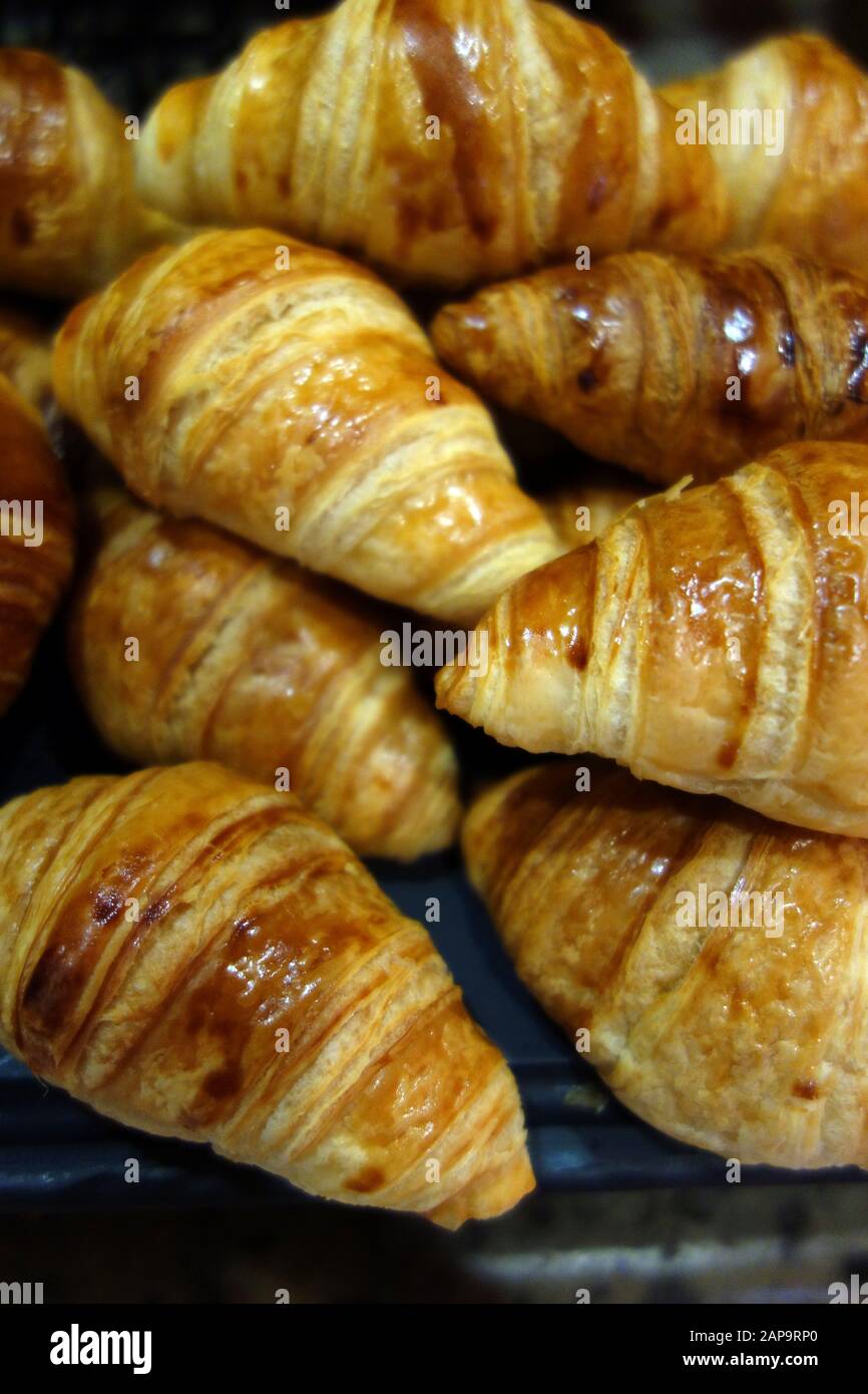 Petits Croissants À La Pâtisserie Viennoiserie Fraîchement Cuits Au ...