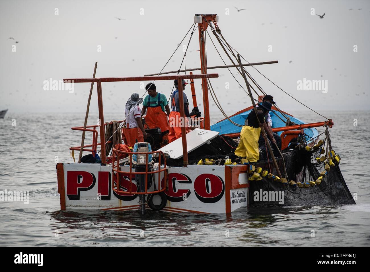 Peruvian fishing boat Banque de photographies et d’images à haute ...