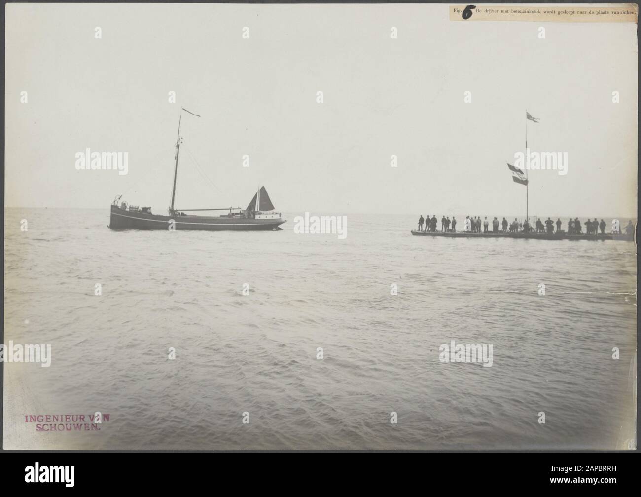 Murs de mer en béton armé Description: Le flotteur avec l'évier en ...