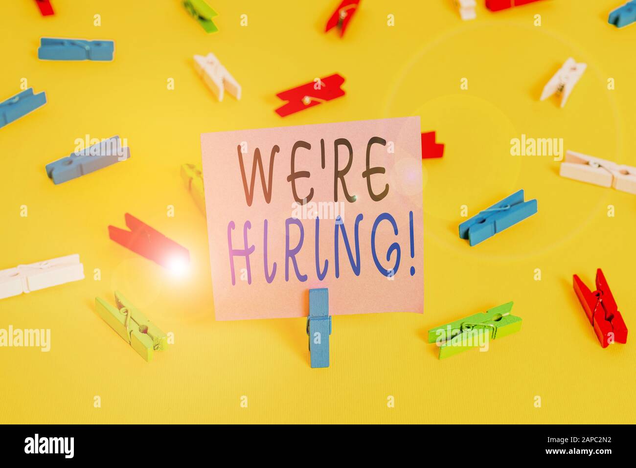 Signe textuel indiquant Que Nous recrutons. Photo d'affaires présentant ...