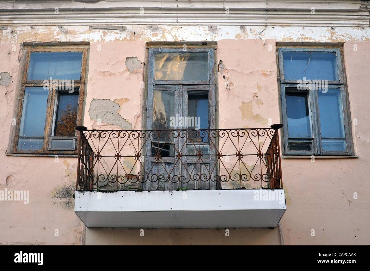 Balcon avec parapet en métal sur la façade d'une ancienne maison ...