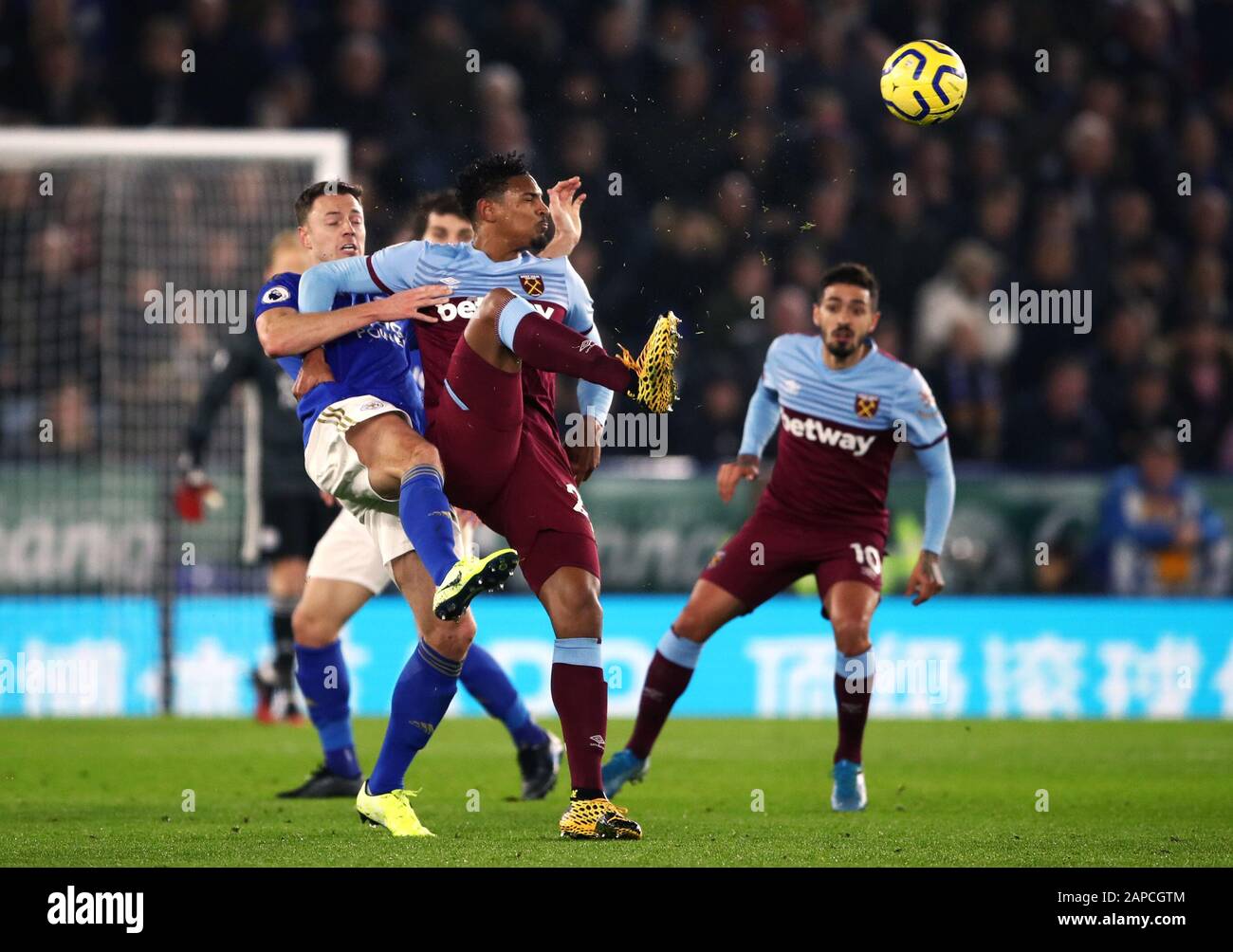 Jonny Evans de Leicester City (à gauche) et la bataille de Sébastien ...
