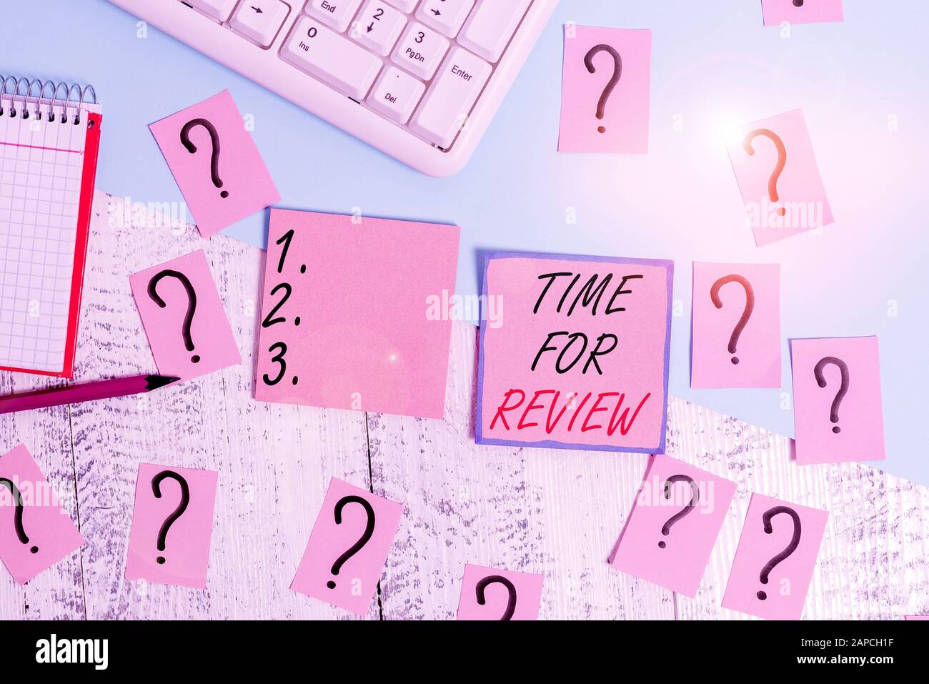 Temps d'écriture de texte pour la révision. Photo d'affaires présentant ...