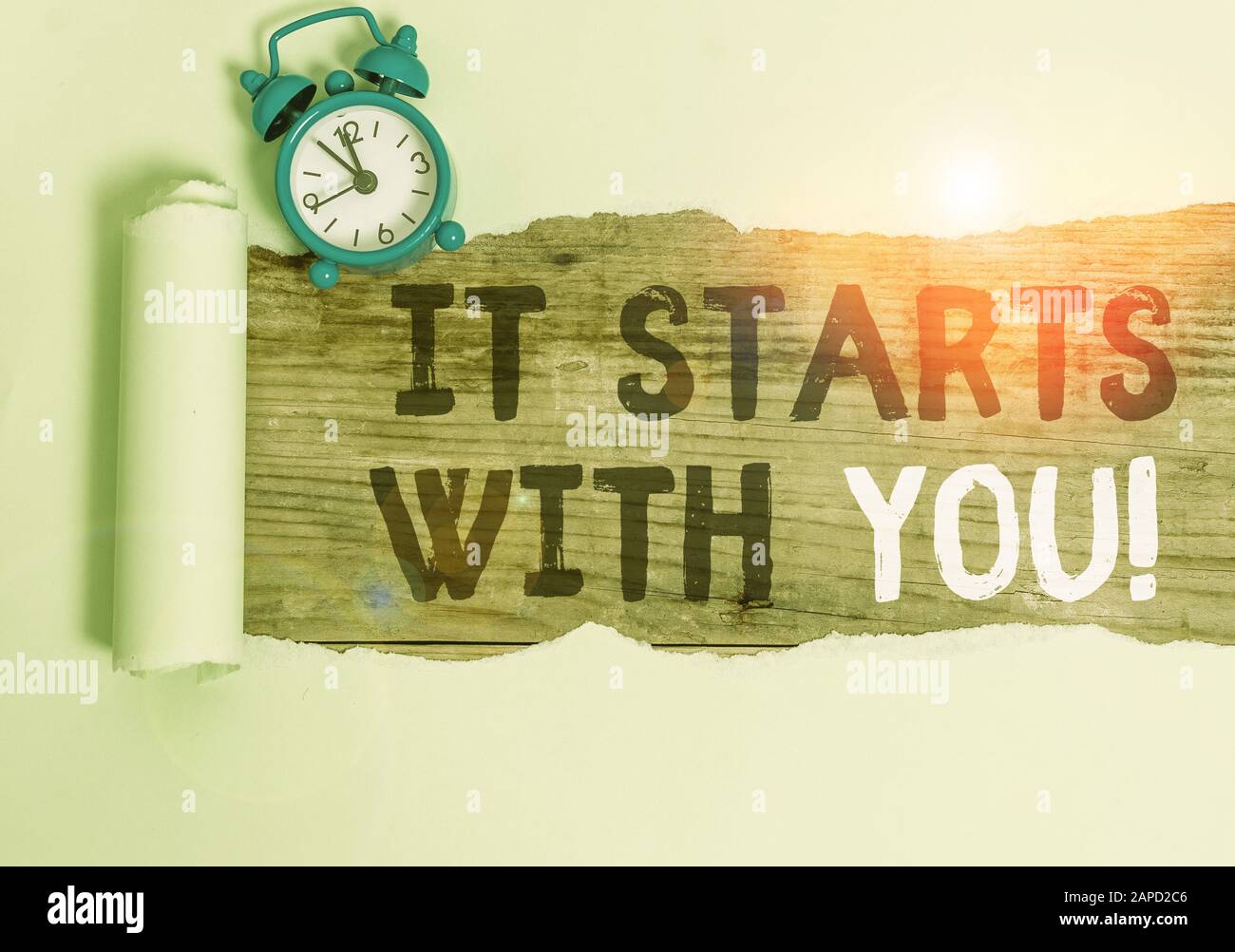 L'écriture conceptuelle de la main qui la montre Commence Avec Vous ...