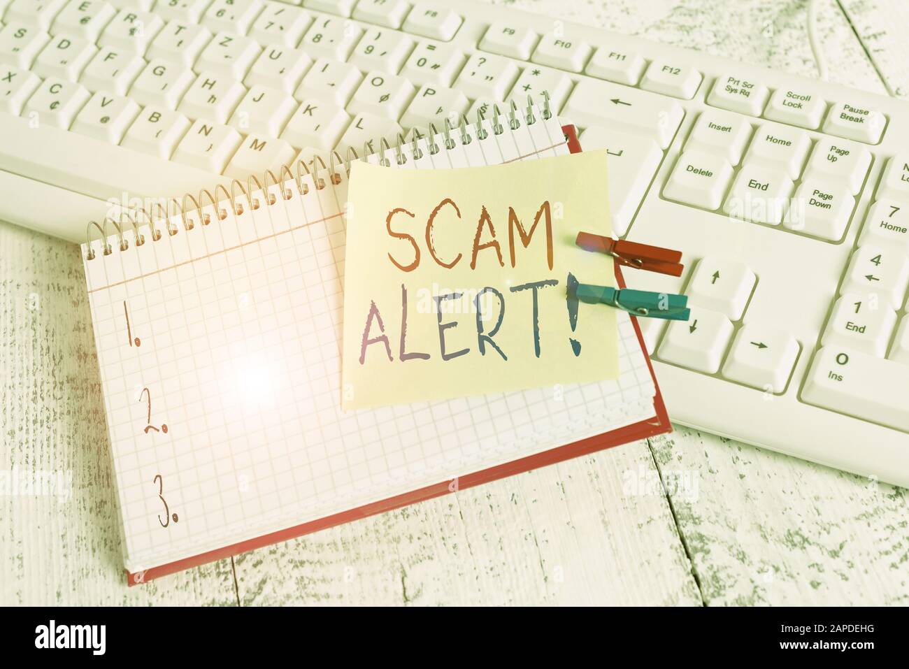 Note d'écriture montrant une alerte de scam. Concept commercial pour ...