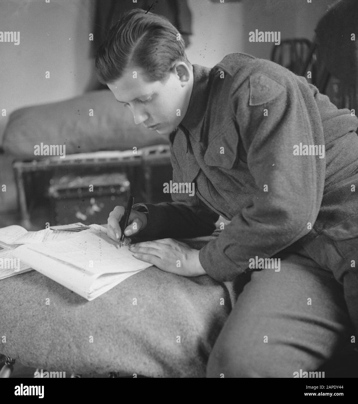 Soldier writing letter Banque de photographies et d’images à haute ...
