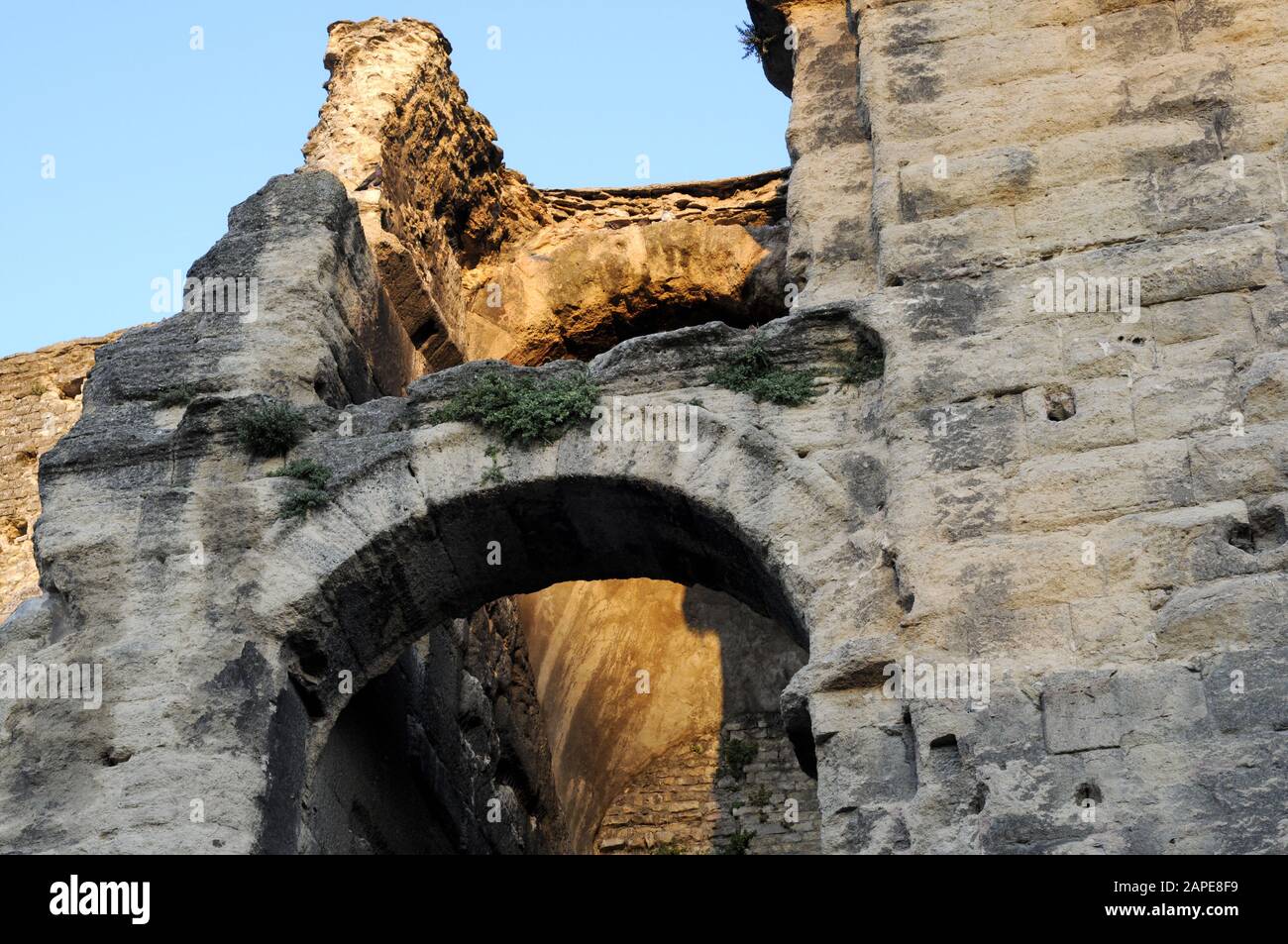 Photo d'une arcade dans un ancien amphithéâtre romain du parc de ...