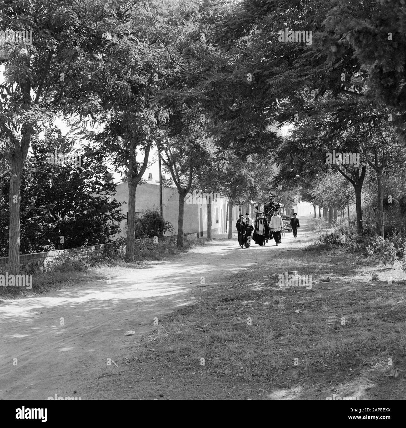 Vie de village et paysages sur la côte catalane Description: Procession ...