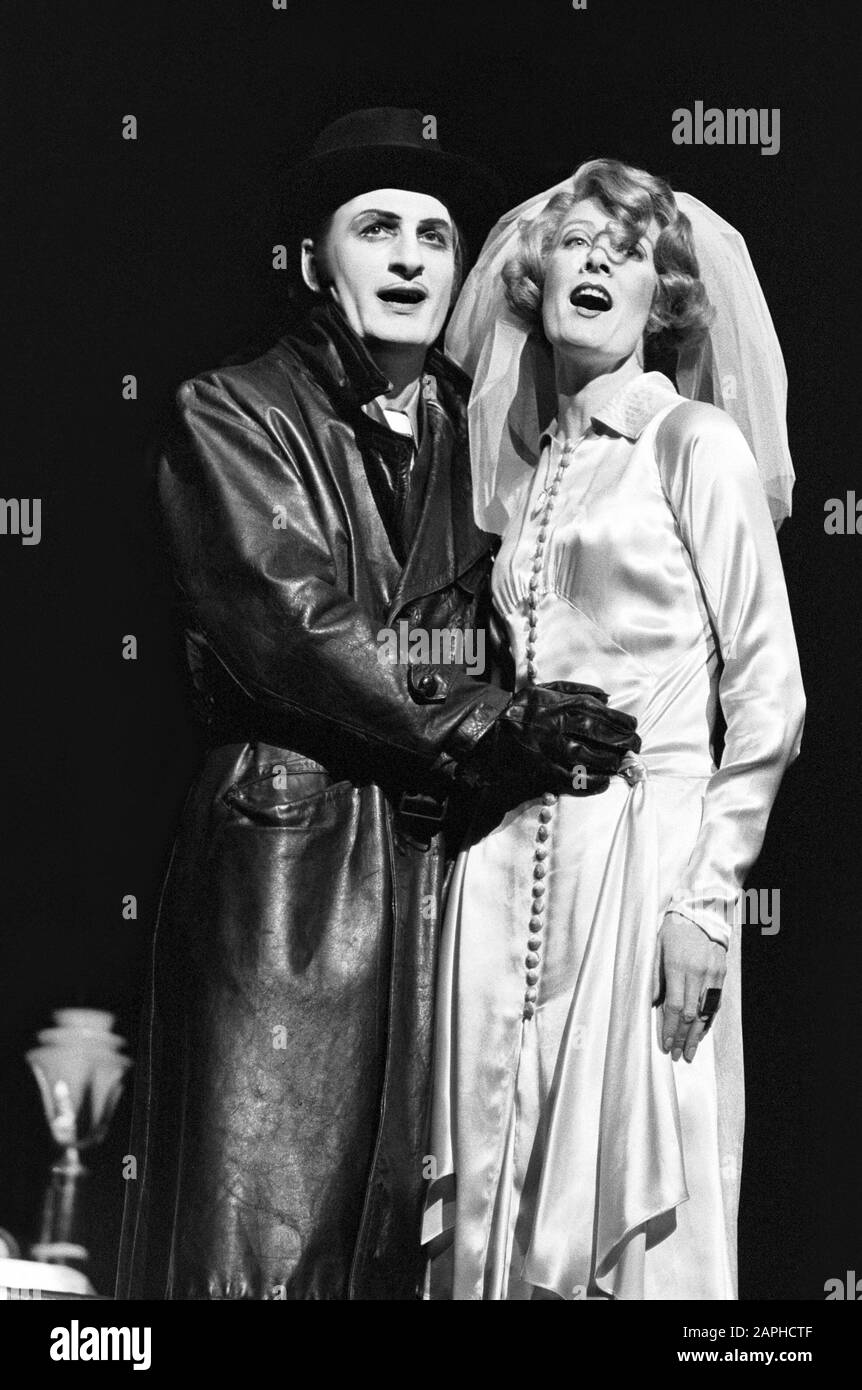 Joe Melia (Macheath) et Vanessa Redgrave (Polly Peachum) à L'OPÉRA DE ...