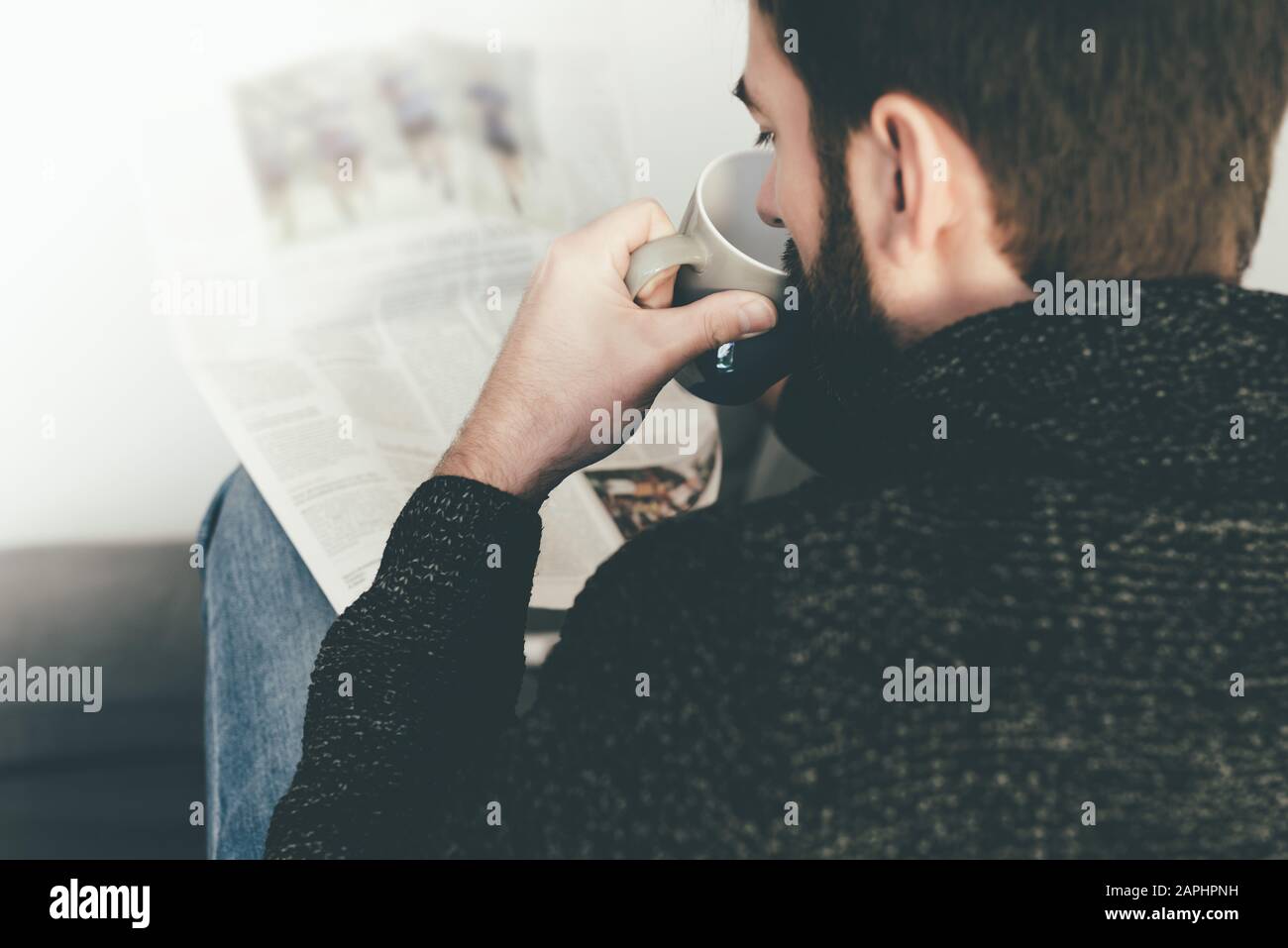 Homme qui lit le journal Banque de photographies et d’images à haute ...