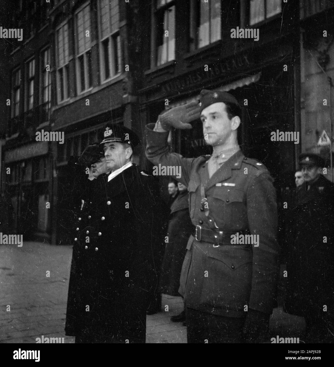 Rapport Militaire Description: Defilé. Les officiers saluent l ...