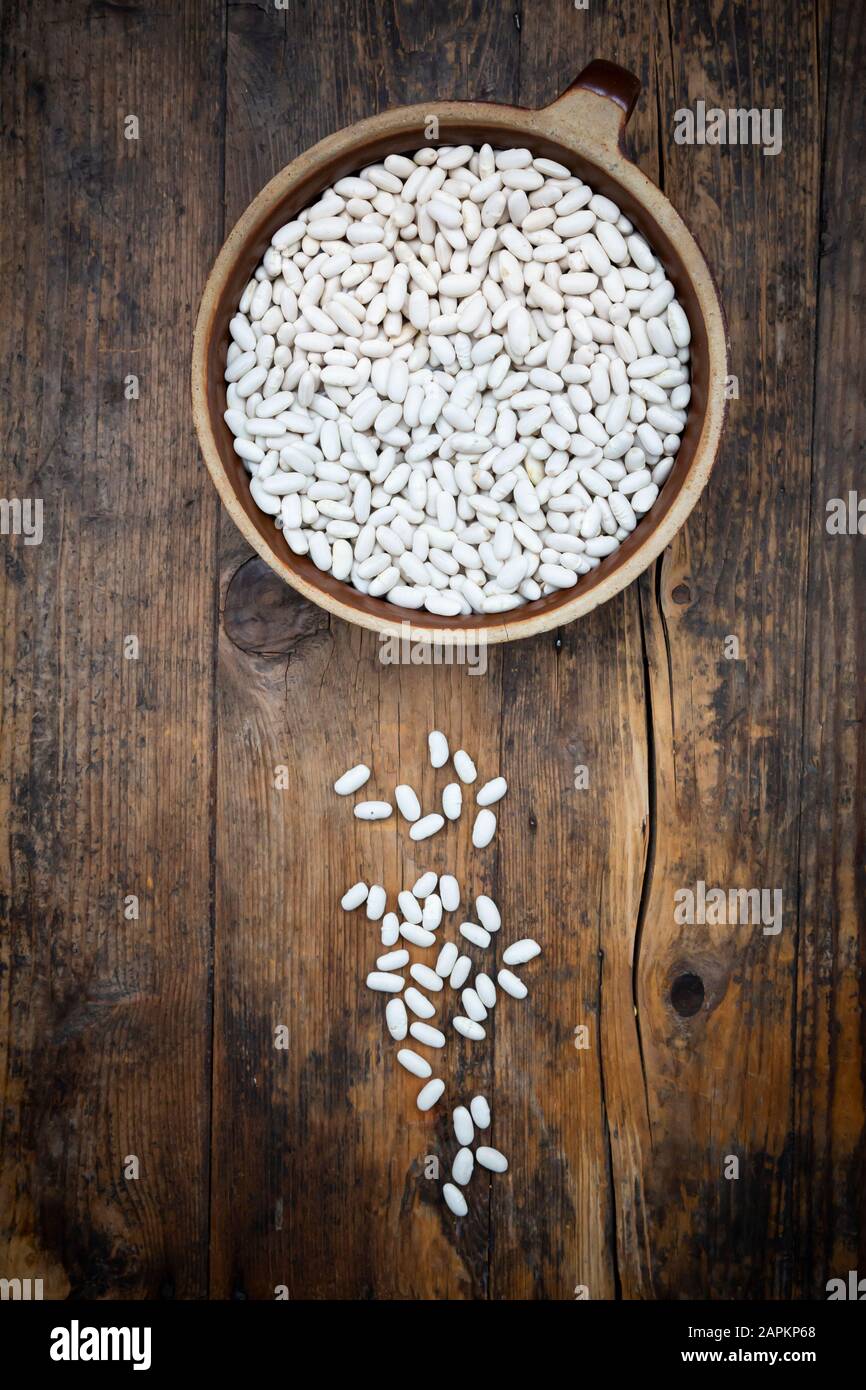 Vue en hauteur du bol de haricots blancs de cannellini sur une table en ...