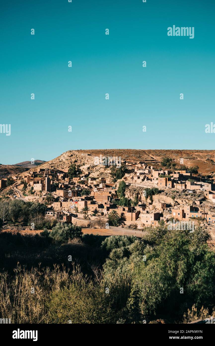 Le village berbère d'Asni comprend des maisons en argile construites ...