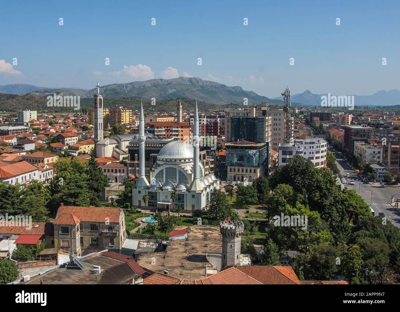 La Mosquée Abu Bekr, ou Grande Mosquée (Xhamia e Madhe). Au centre de ...