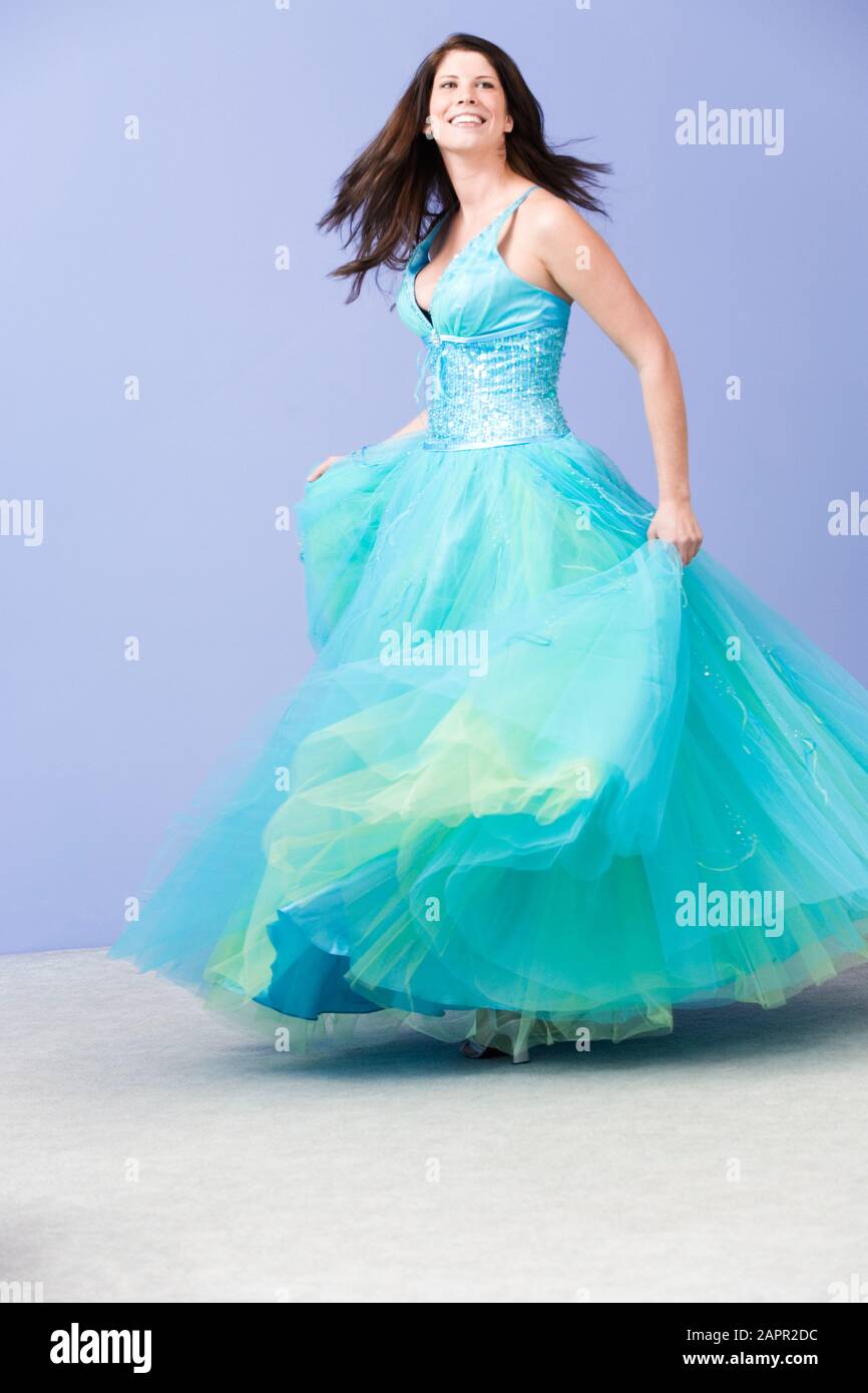 Jeunes Femmes En Robes De Bal Banque d'image et photos - Alamy